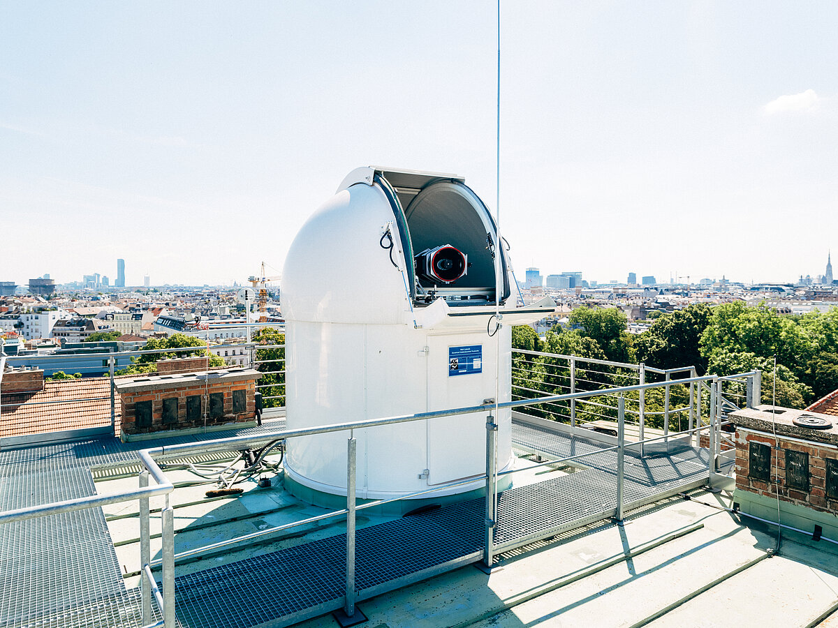 Exploring The Unruh Effect For Oscillating Detector Inside Cavity Circuit Qed Analogue